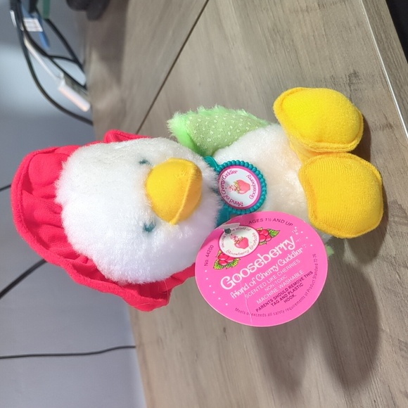 Kenner | Toys | Vintage Strawberry Shortcake Stuffed Plushie Gooseberry ...